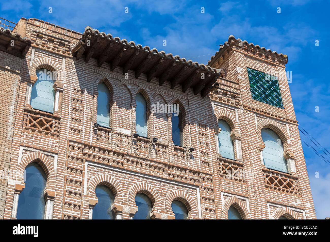 Vue détaillée de la façade d'un bâtiment de style mauresque ...