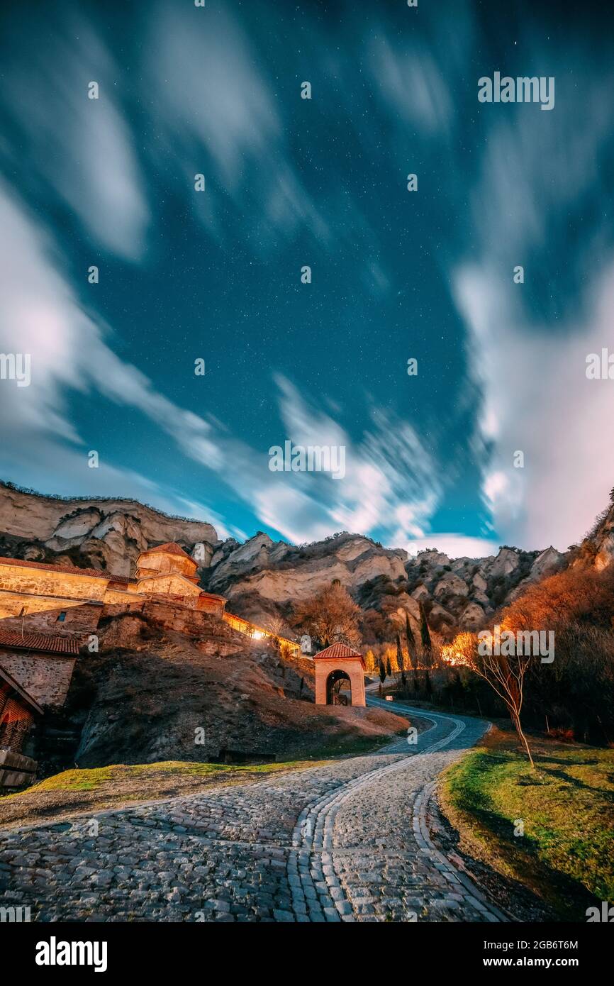 Ruine monastique ou structure la nuit Banque d'image et photos - Alamy