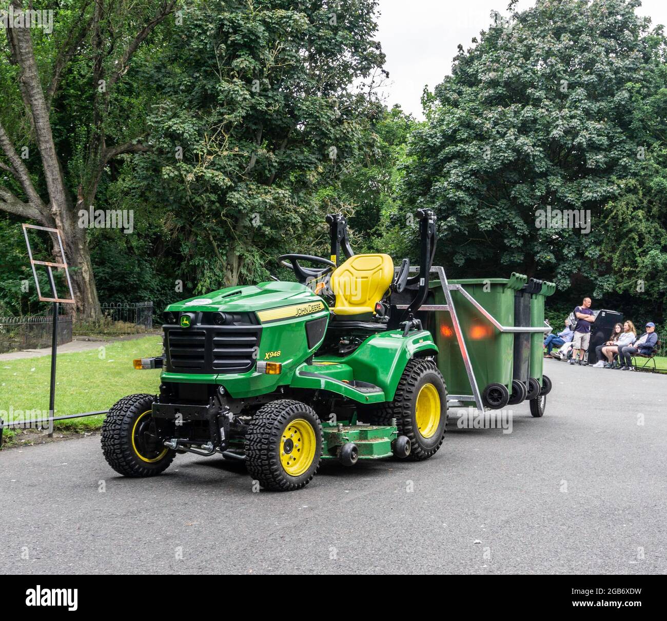 Une tondeuse autoportée diesel John Deere X948 4 roues motrices vue ici ...