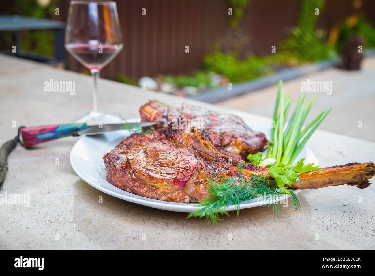 Viande frite cuite avec épices sur une assiette blanche. Viande cuite ...