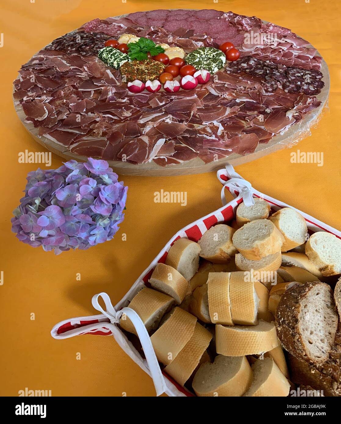 Assiette ronde avec différents types de tranches de bacon et ...