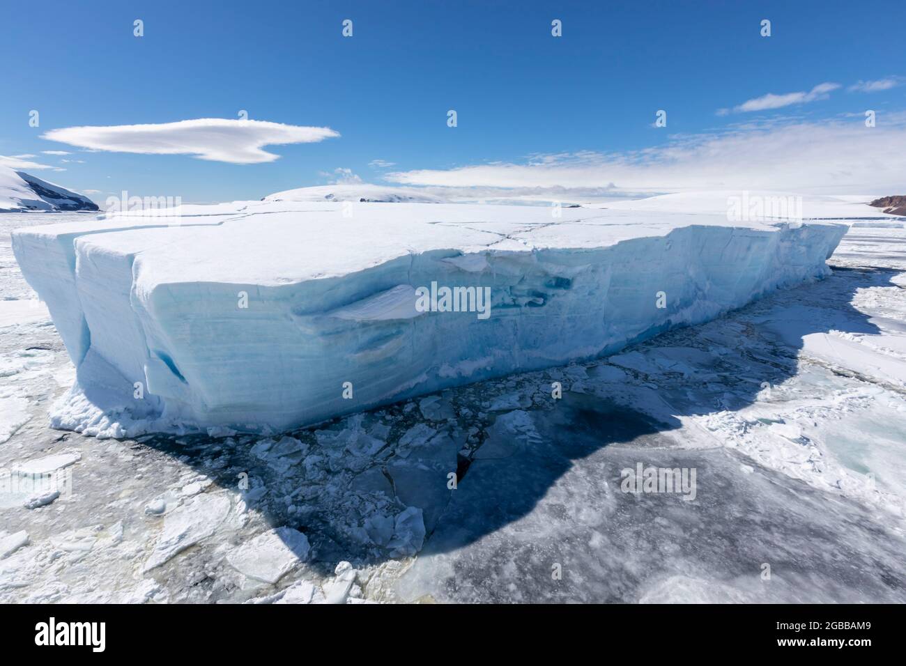 Iceberg breaking Banque de photographies et d’images à haute résolution ...