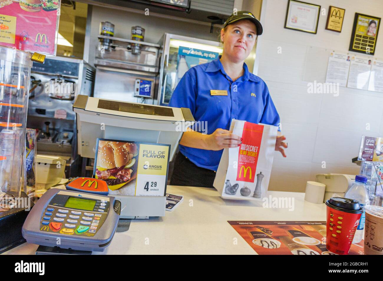 Mcdonalds cashier Banque de photographies et d’images à haute résolution - Alamy