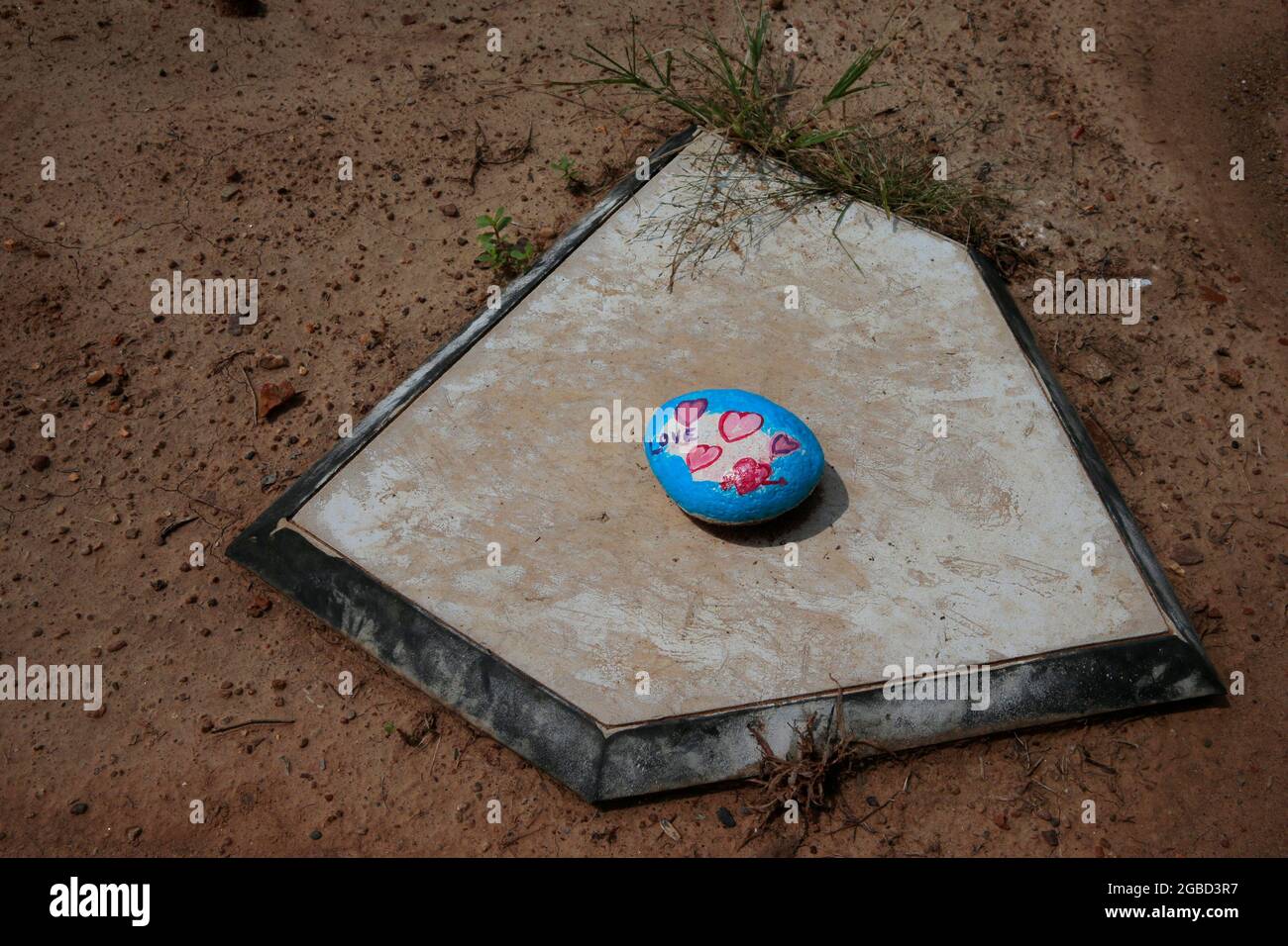 Une pierre laissée par une personne inconnue repose à la plaque d ...