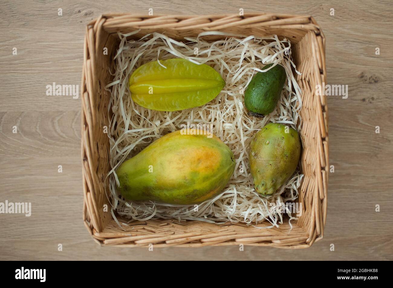 Grand panier de fruits tropicaux frais, carambola, papaye, féijoa ...
