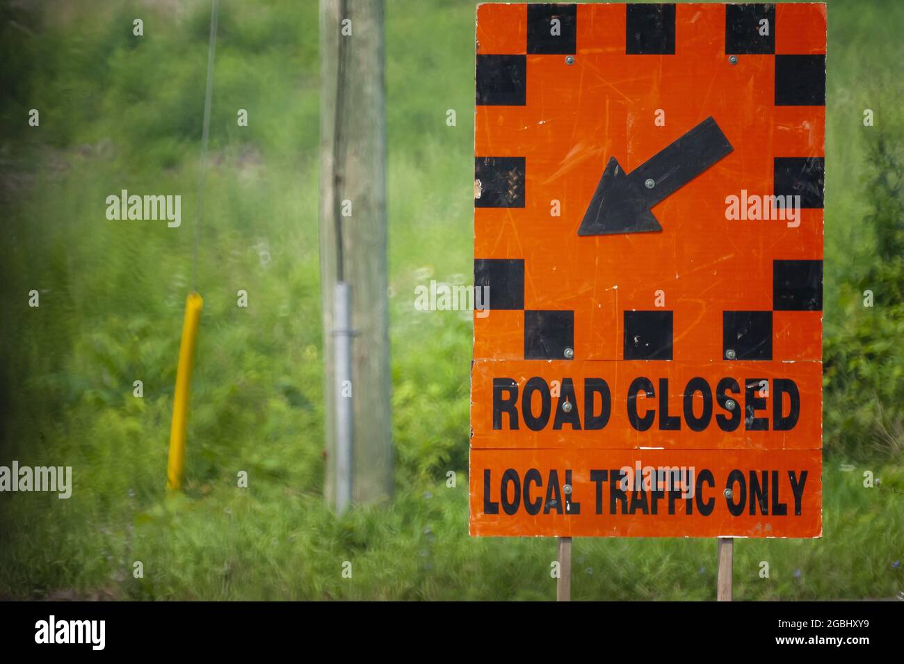 Prise de vue au téléobjectif d'un panneau de signalisation de route ...