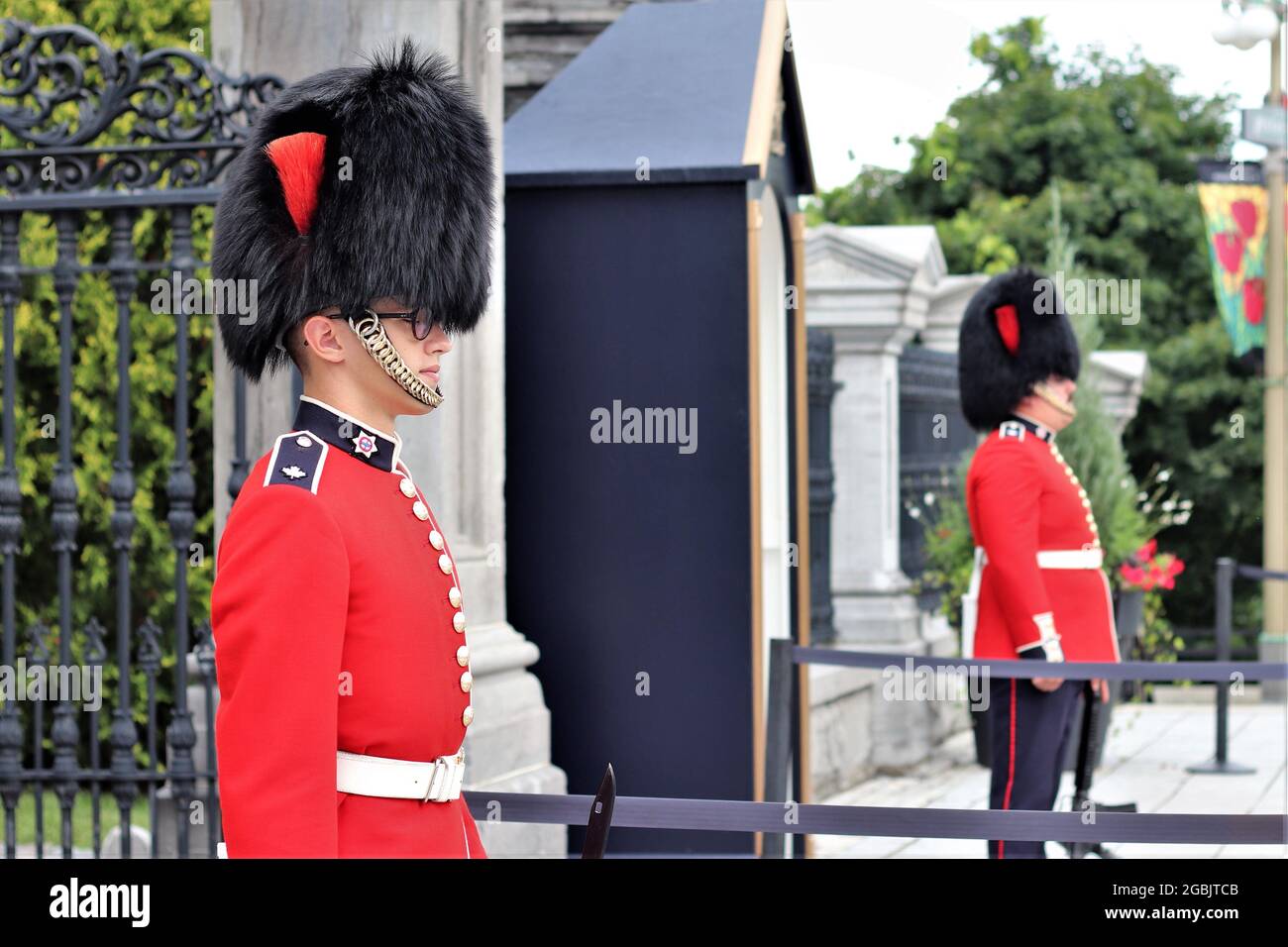 Soldats qui montent la garde Banque de photographies et d’images à ...