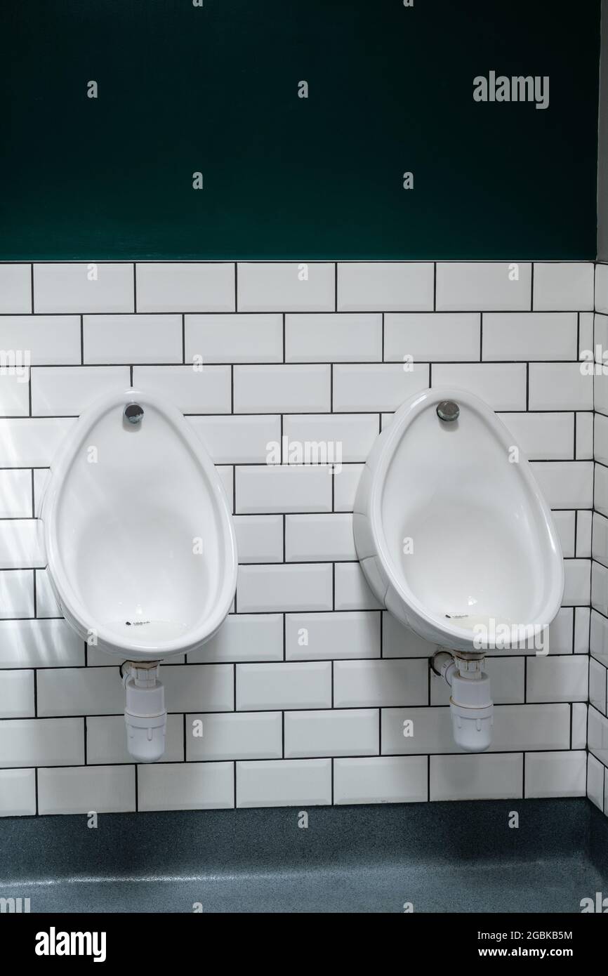 Public toilets mens urinal Banque de photographies et d’images à haute ...