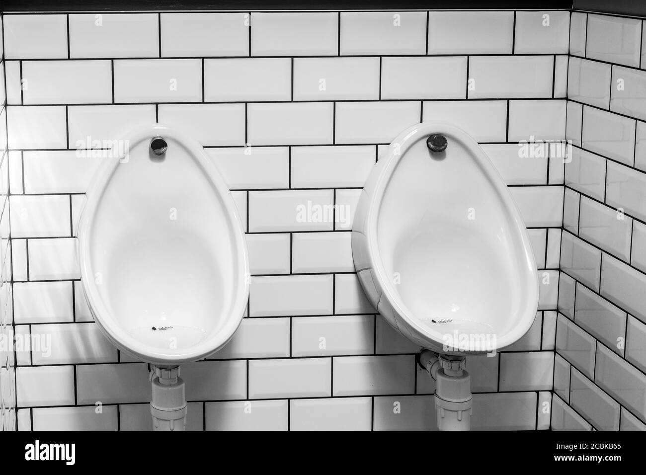 Public toilets mens urinal Banque d'images noir et blanc - Alamy