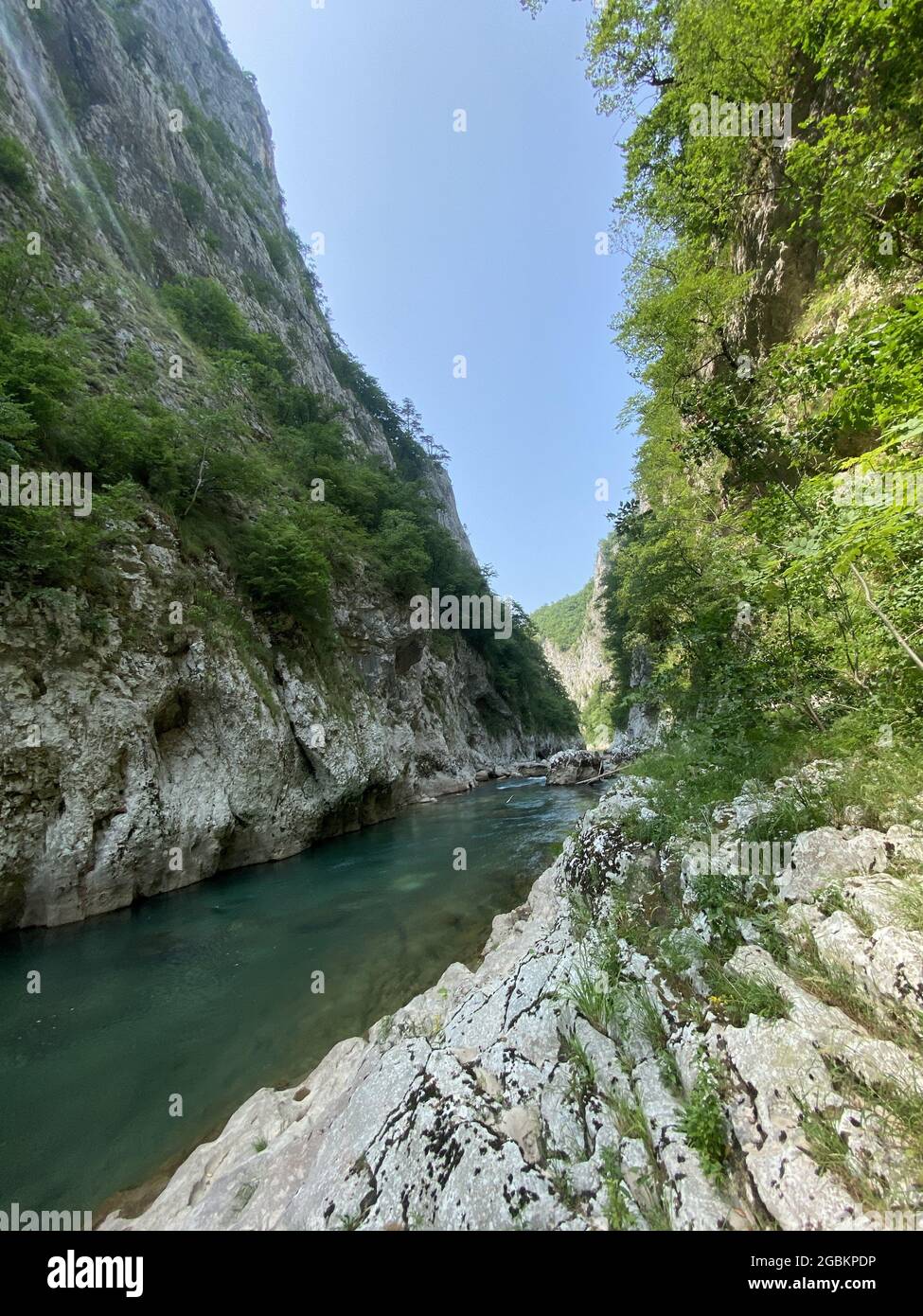 Plan vertical d'une rivière qui coule entre deux montagnes rocheuses ...