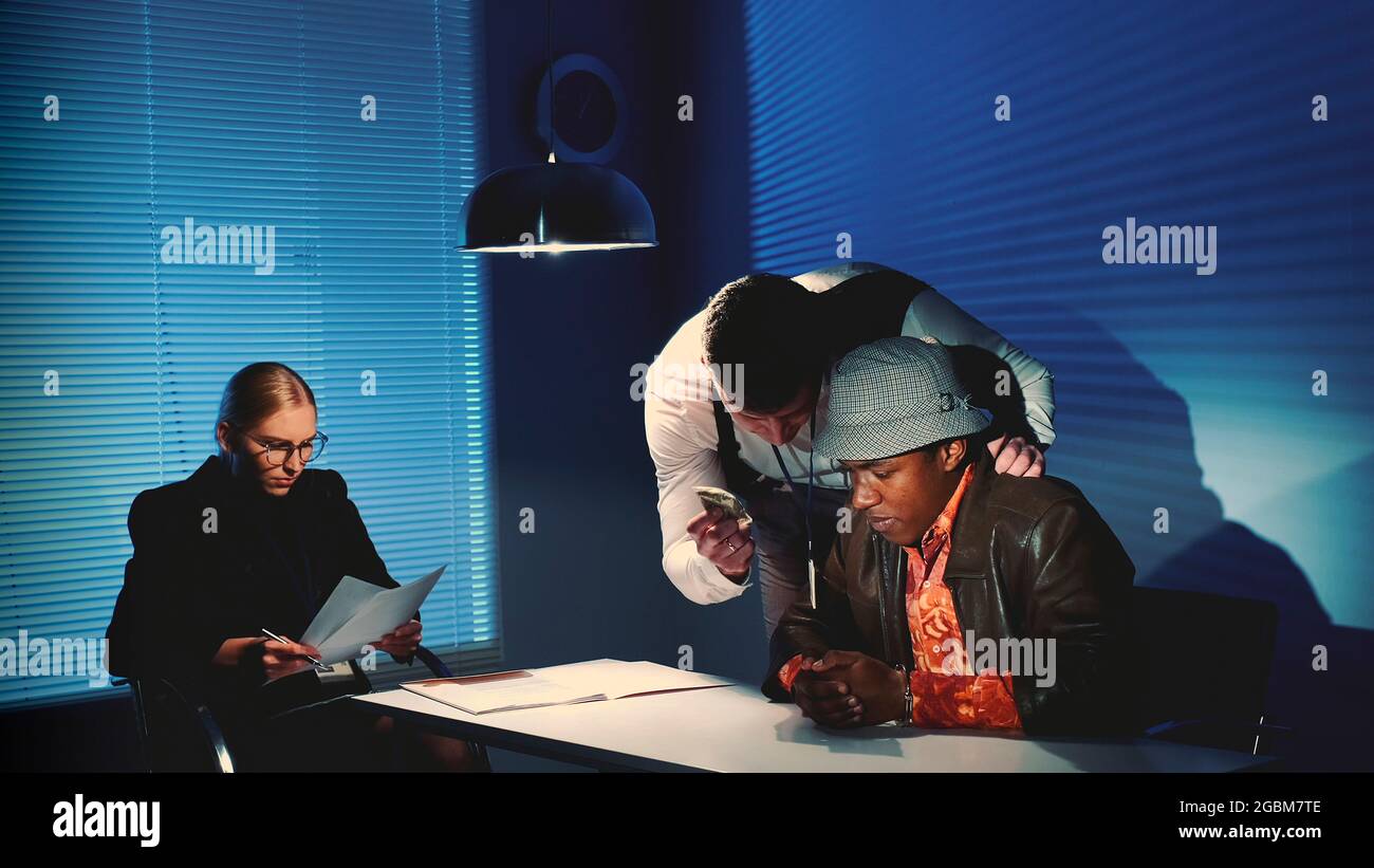 Interrogatoire police anti drogue Banque de photographies et d’images à ...