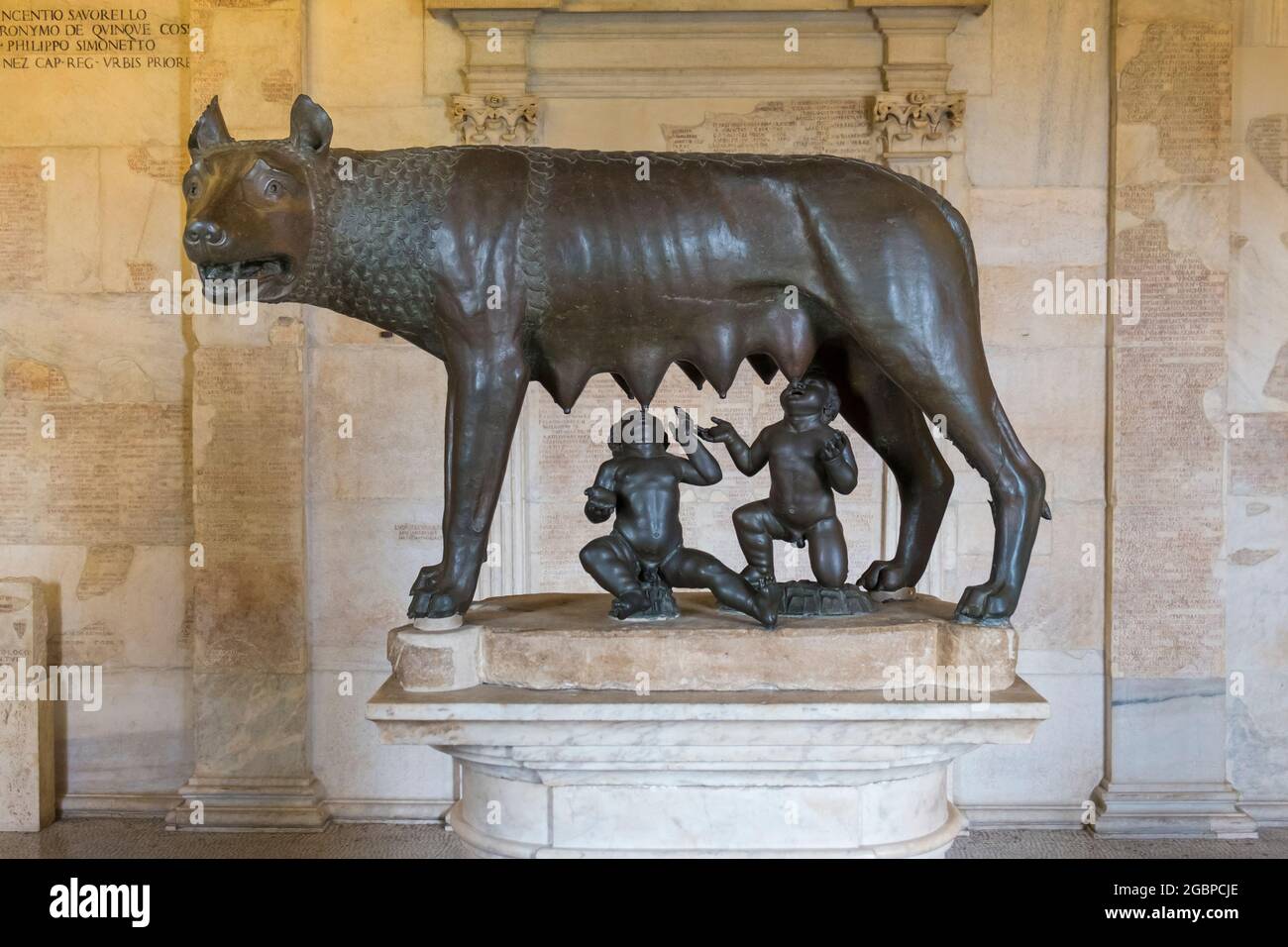 La statue de bronze, sculpture de l'elle-loup avec Romulus et Remus, succion. Au Musée ...