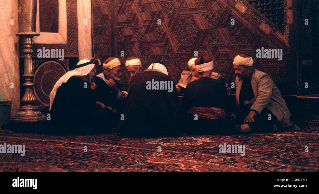 ARABES LEYENDO EL CORAN EN LA MEZQUITA DE HEBRON DONDE SE ENCUENTRA LA ...