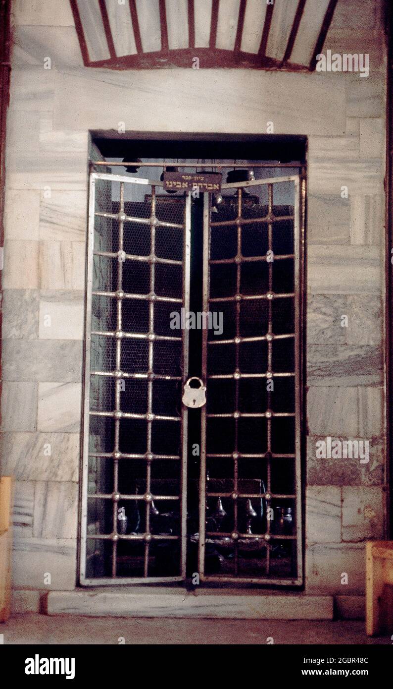 PUERTA CERRADA CON CANDADO EN LA MEZQUITA DE HEBRON DONDE SE ENCUENTRA ...