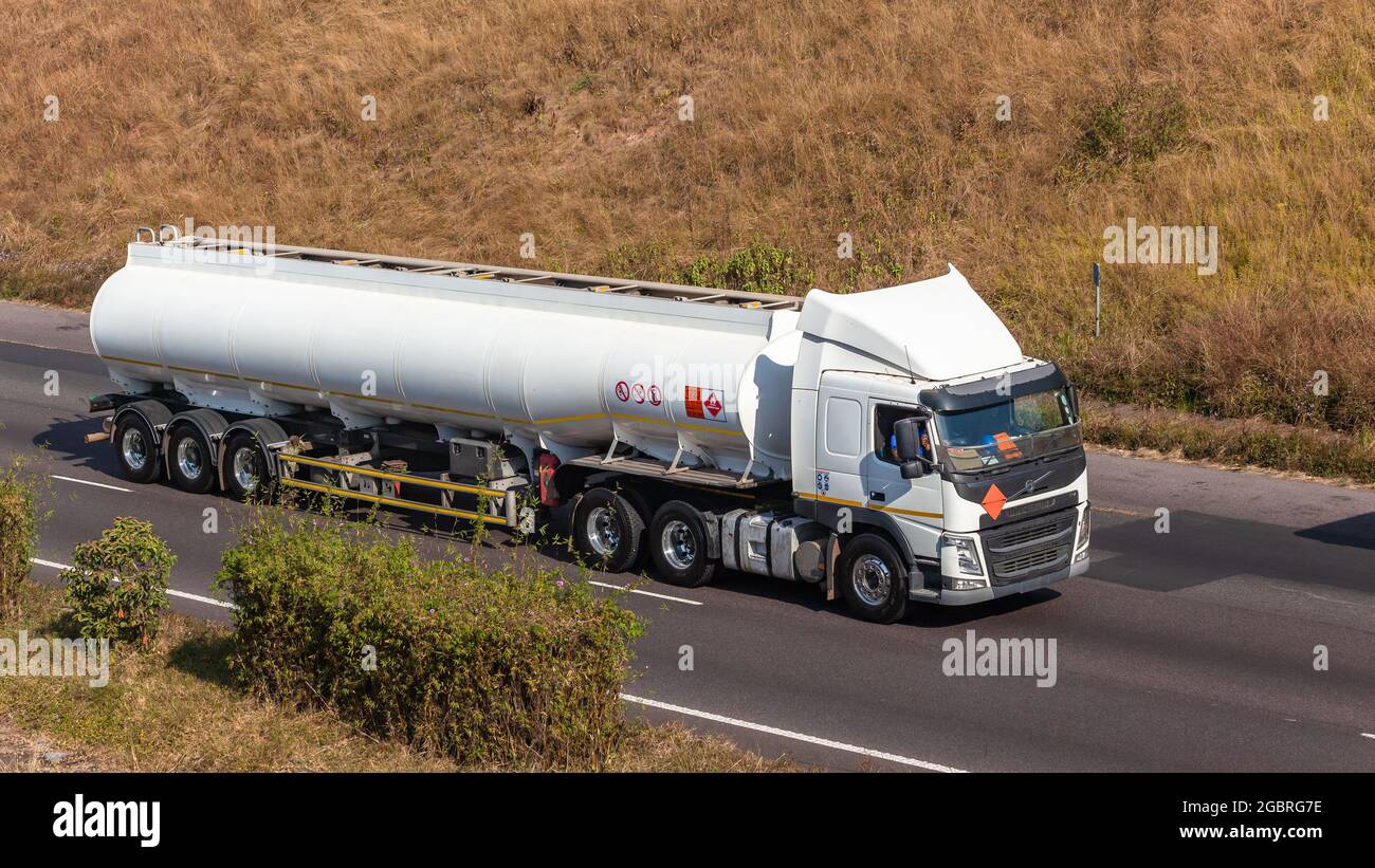 Gros camion-citerne à carburant liquide camion-citerne blanc conducteur ...