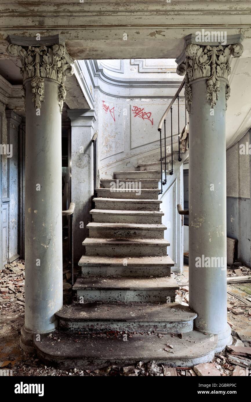 Urbex castle Banque de photographies et d’images à haute résolution - Alamy