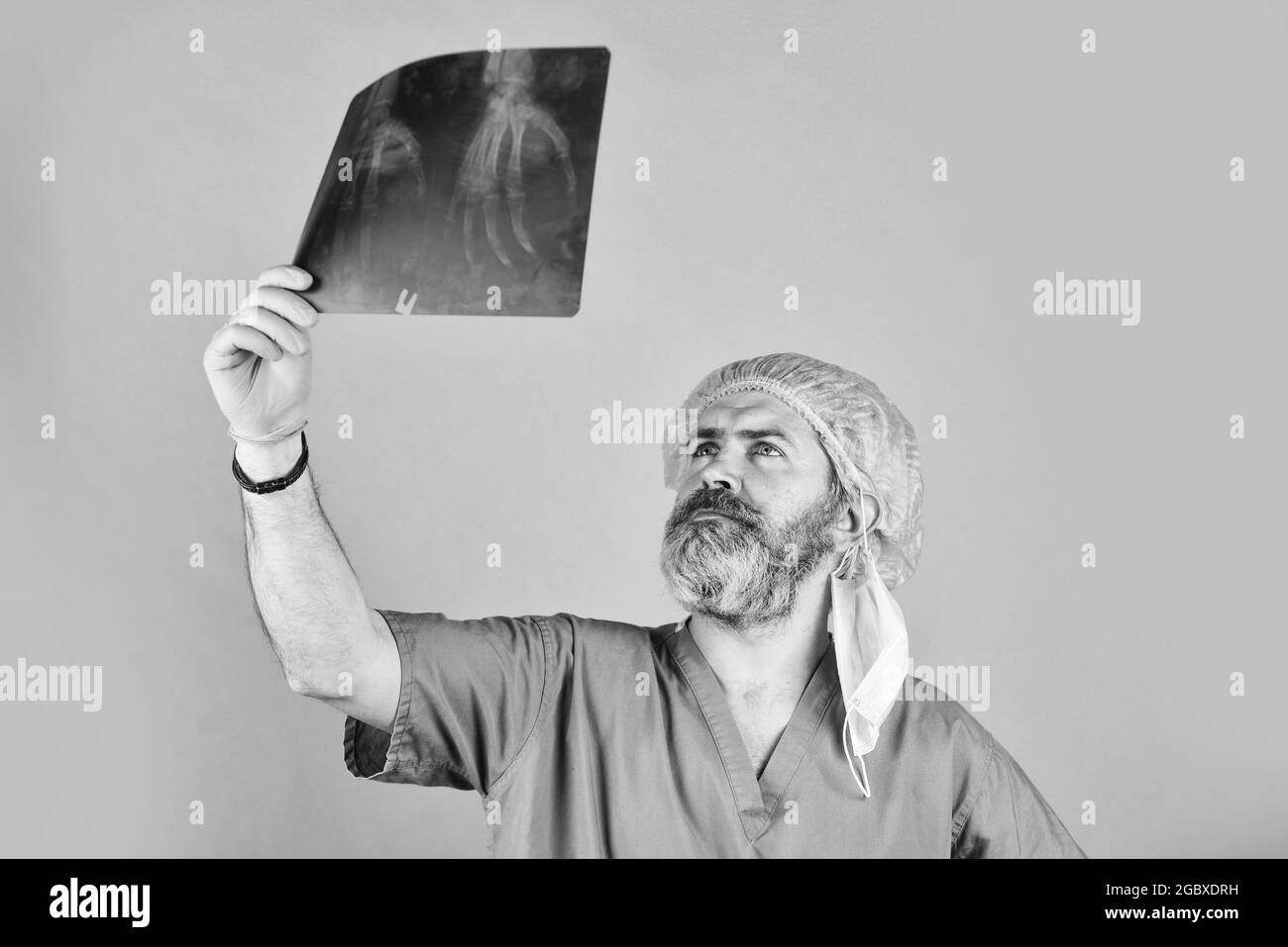 le médecin examine le cliché radiographique. x-raying des mains. l ...