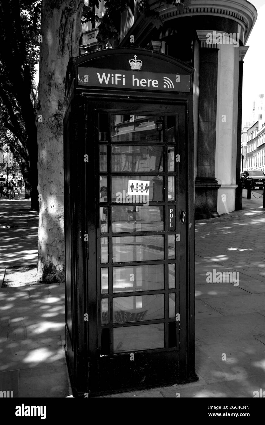 Black telephone box Banque de photographies et d’images à haute ...