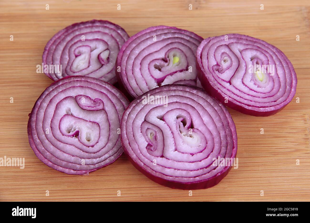 Oignon violet sur le tableau de découpe isolé sur blanc Photo Stock - Alamy