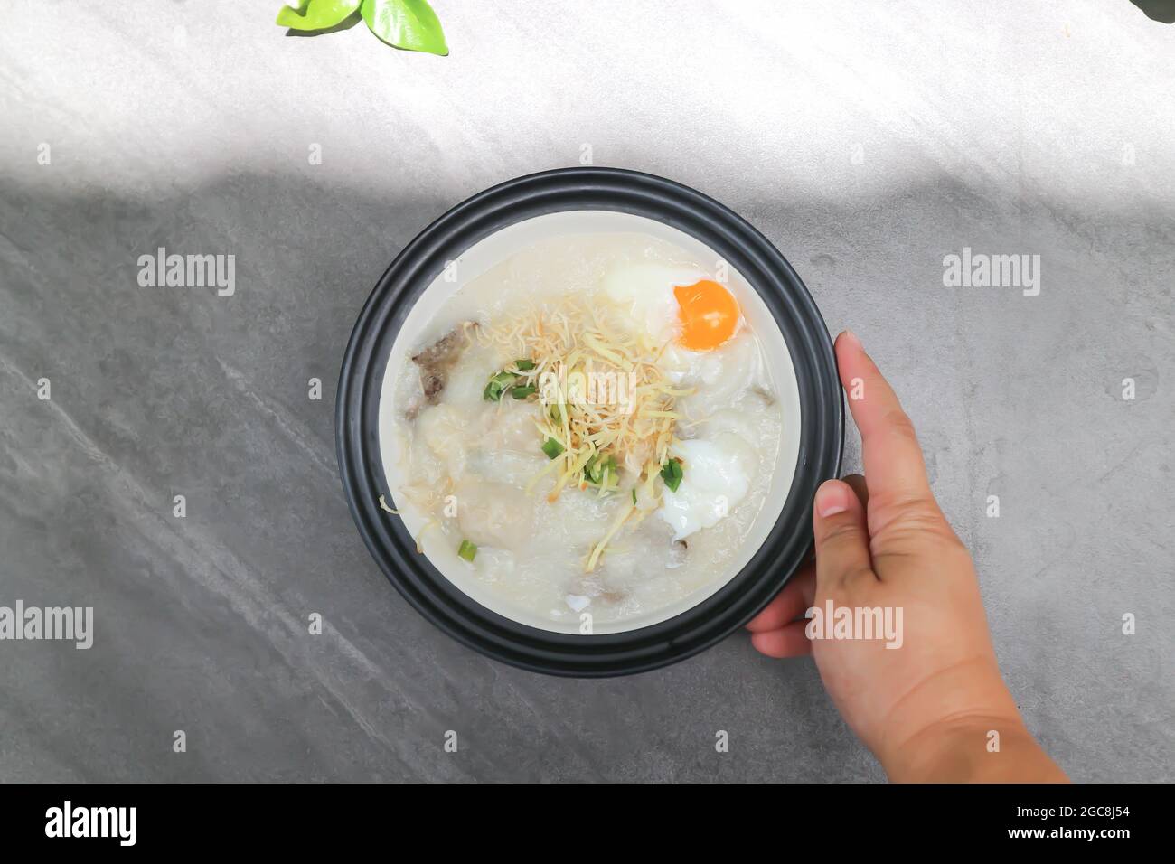 bouillie de riz ou bouillie de riz ou congee avec foie de porc, boule ...