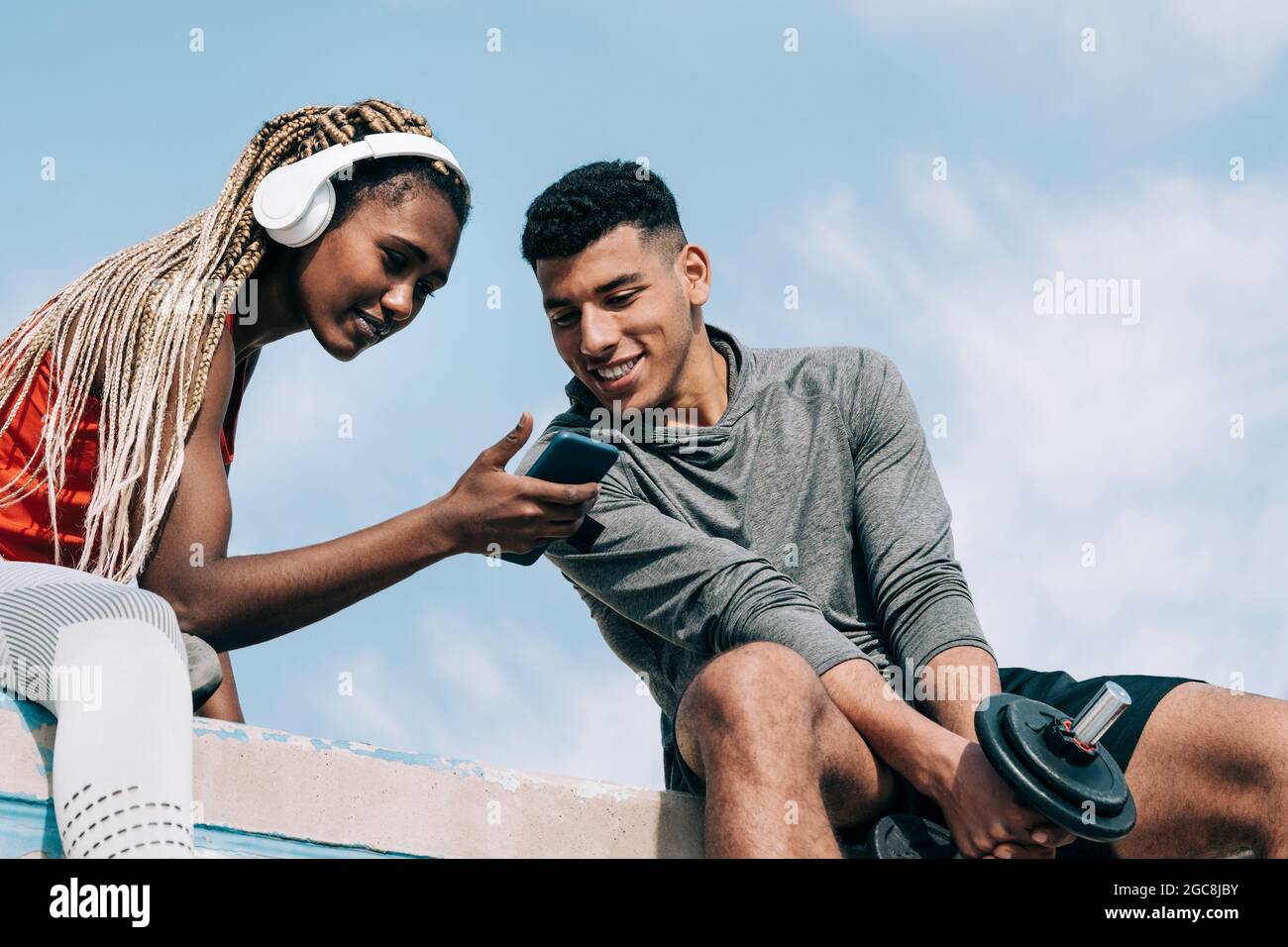 Sport multiracial personnes regardant la vidéo sur le téléphone mobile ...