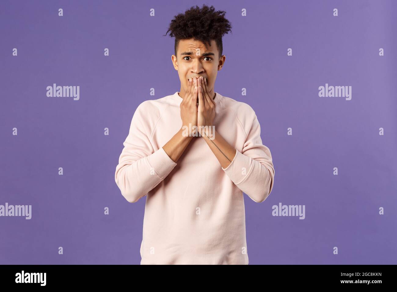 Portrait d'un jeune homme inquiet, inquiet, peur de ce qui se passera ...