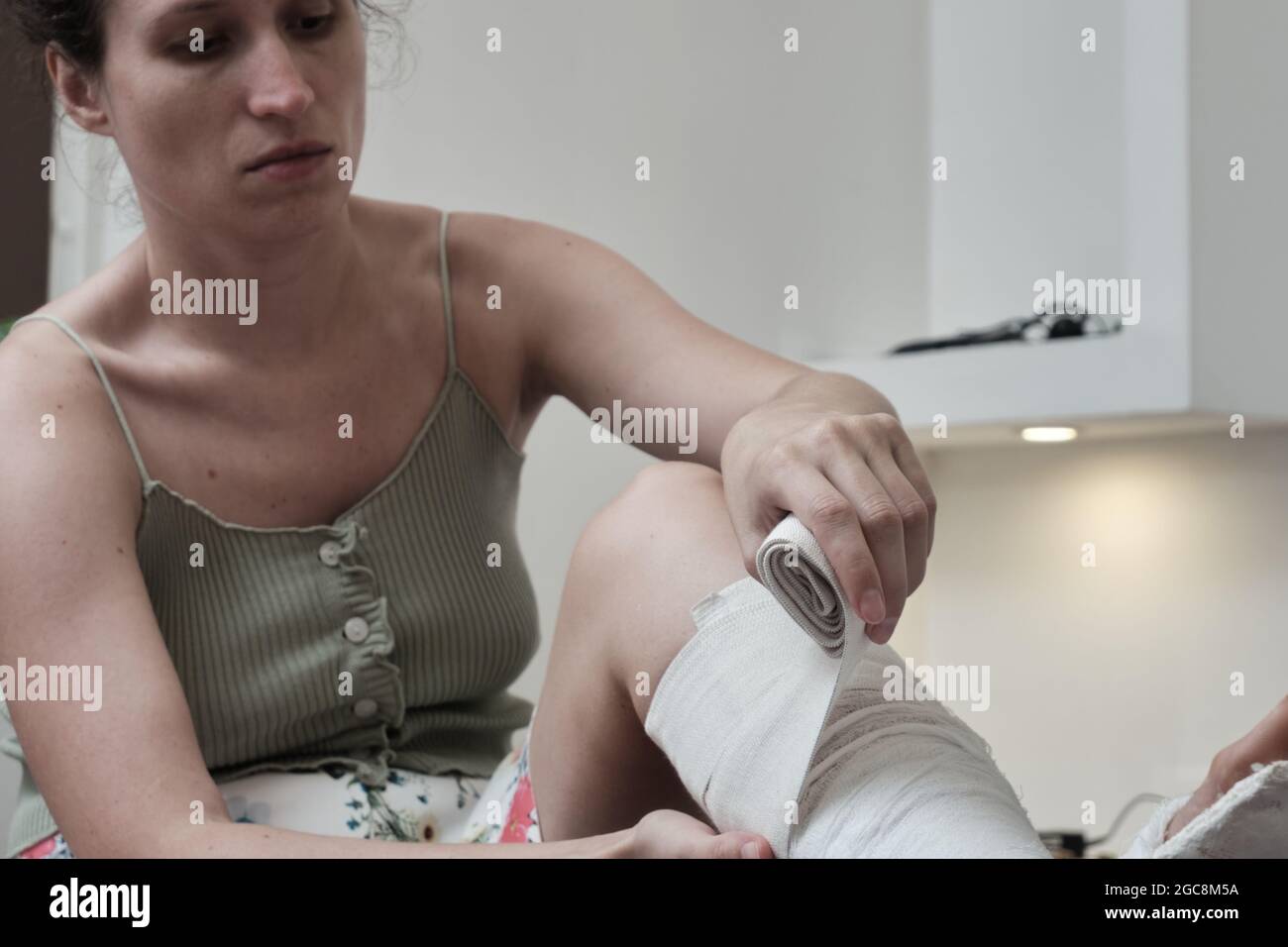 Pied De Jambe En Plâtre Femme Banque De Photographies Et Dimages à