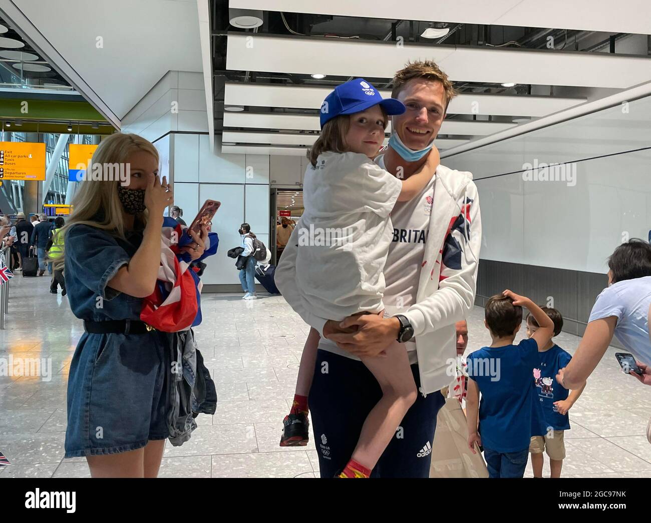 Dylan Fletcher, marin médaillé d'or, est réuni à l'aéroport d'Heathrow ...