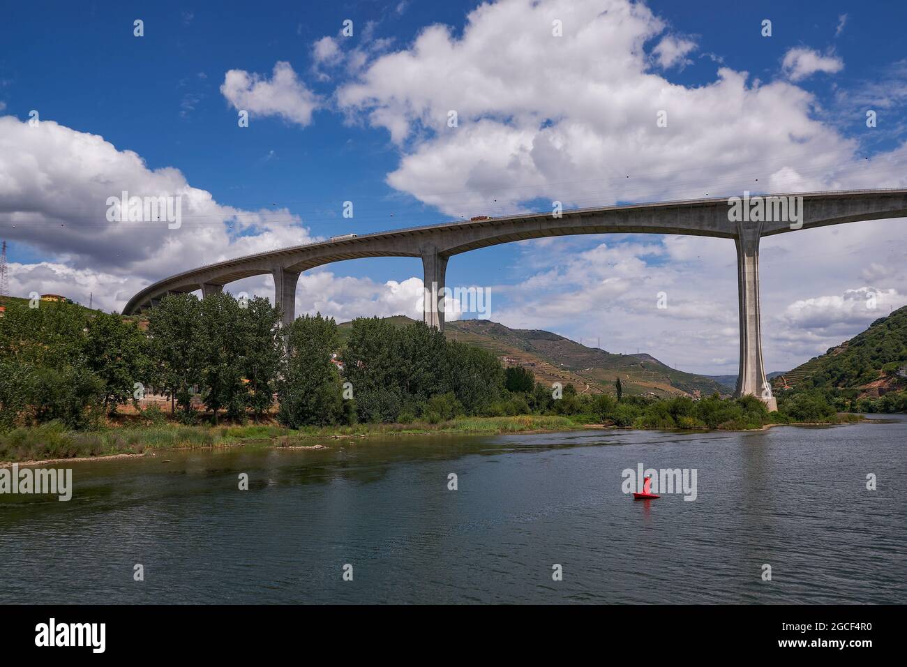 Pont courbe en béton moderne - vue depuis le bateau de croisière dans ...