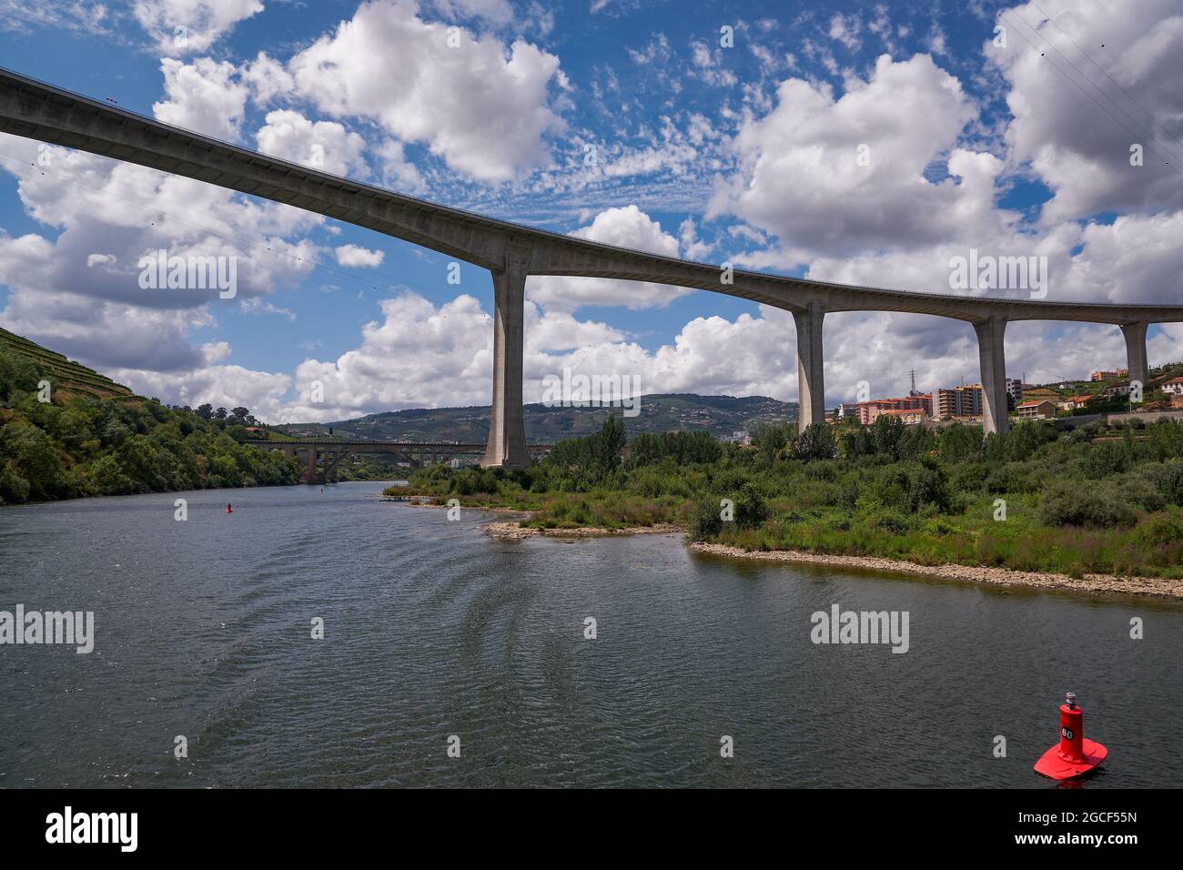 Pont courbe en béton moderne - vue depuis le bateau de croisière dans ...