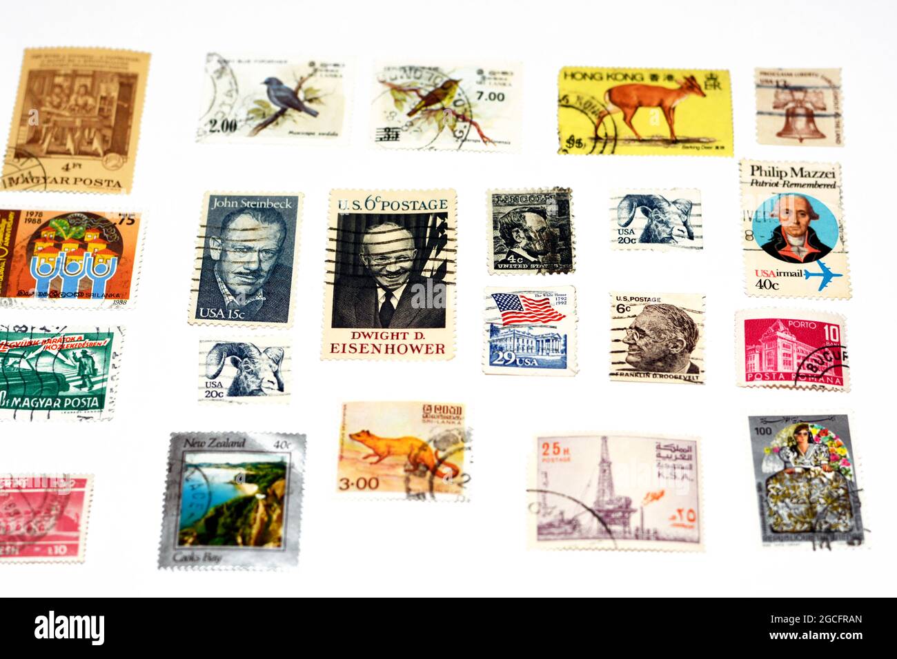 arrière-plan de divers anciens timbres-poste utilisés de différents ...