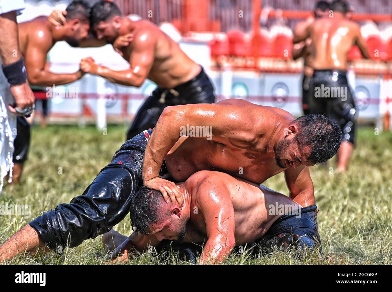 Kirkpinar oil wrestling festival Banque de photographies et d’images à ...