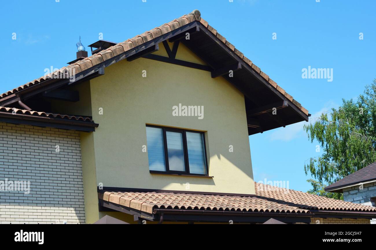 Une maison en brique avec une bordure de toit en argile avec rakes ...