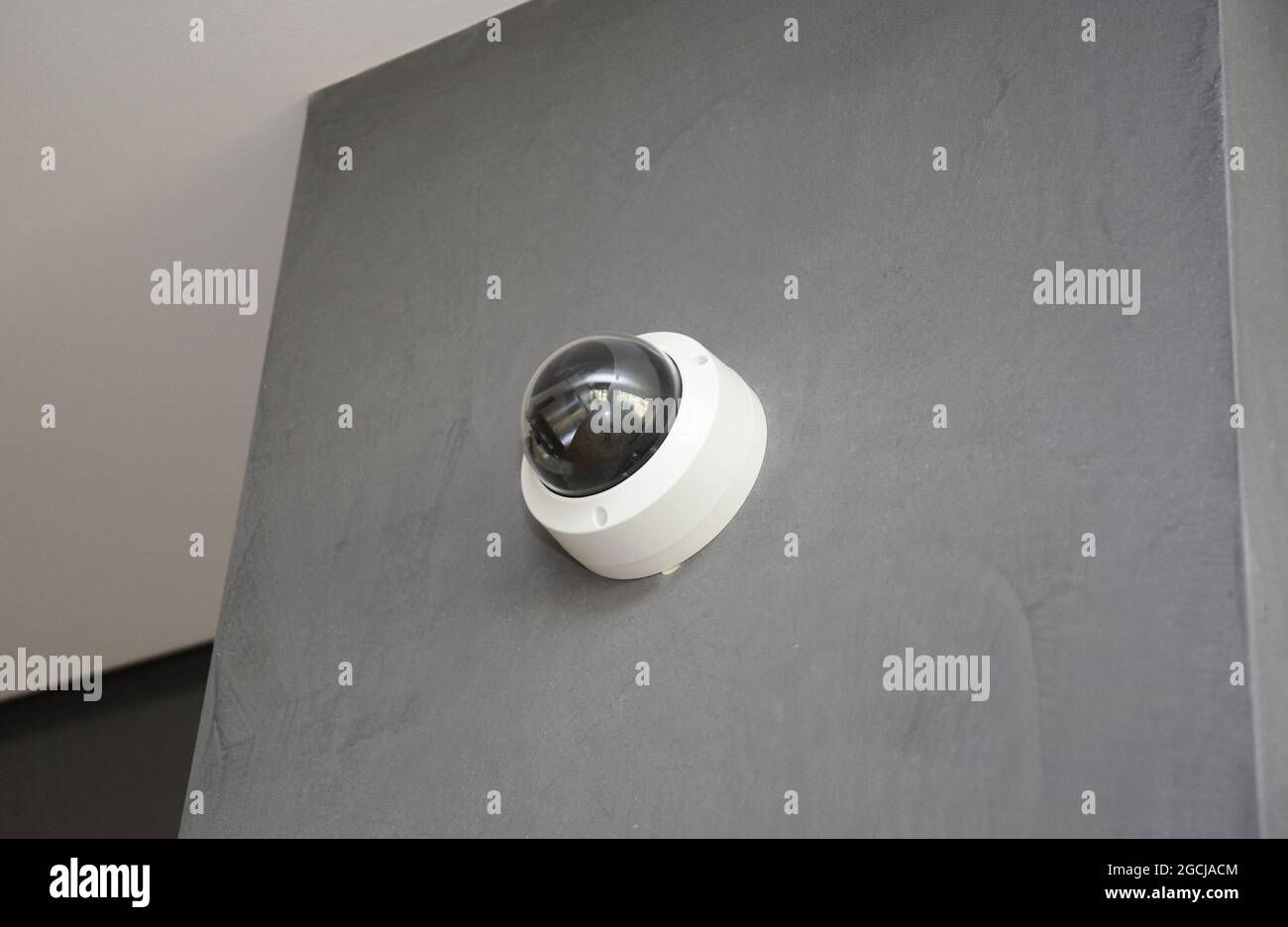 Un gros plan d'une caméra de sécurité ronde, surveillance de sécurité ...