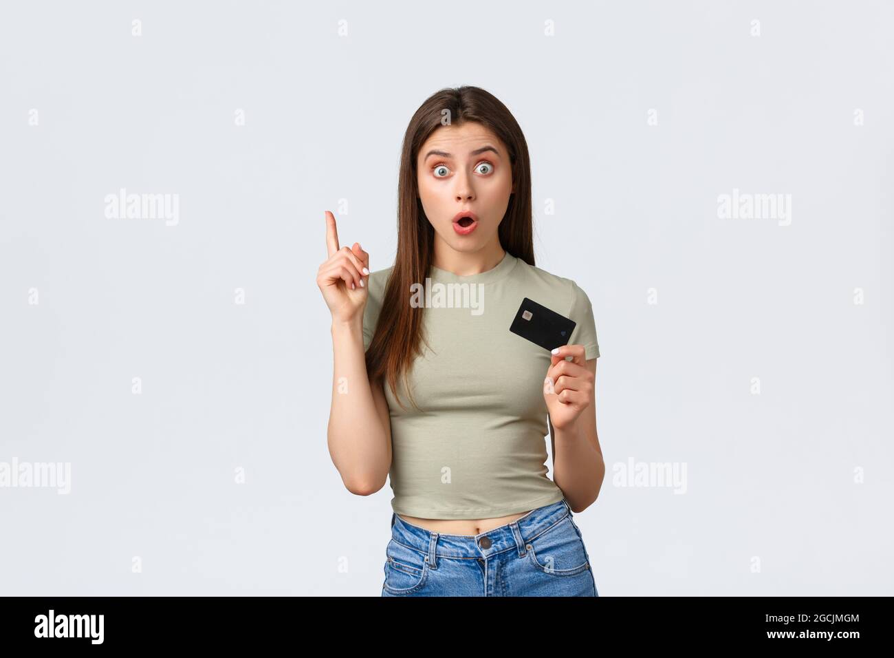 Centre commercial, mode de vie et mode. Femme ont une grande idée de ce que l'achat pour le ...