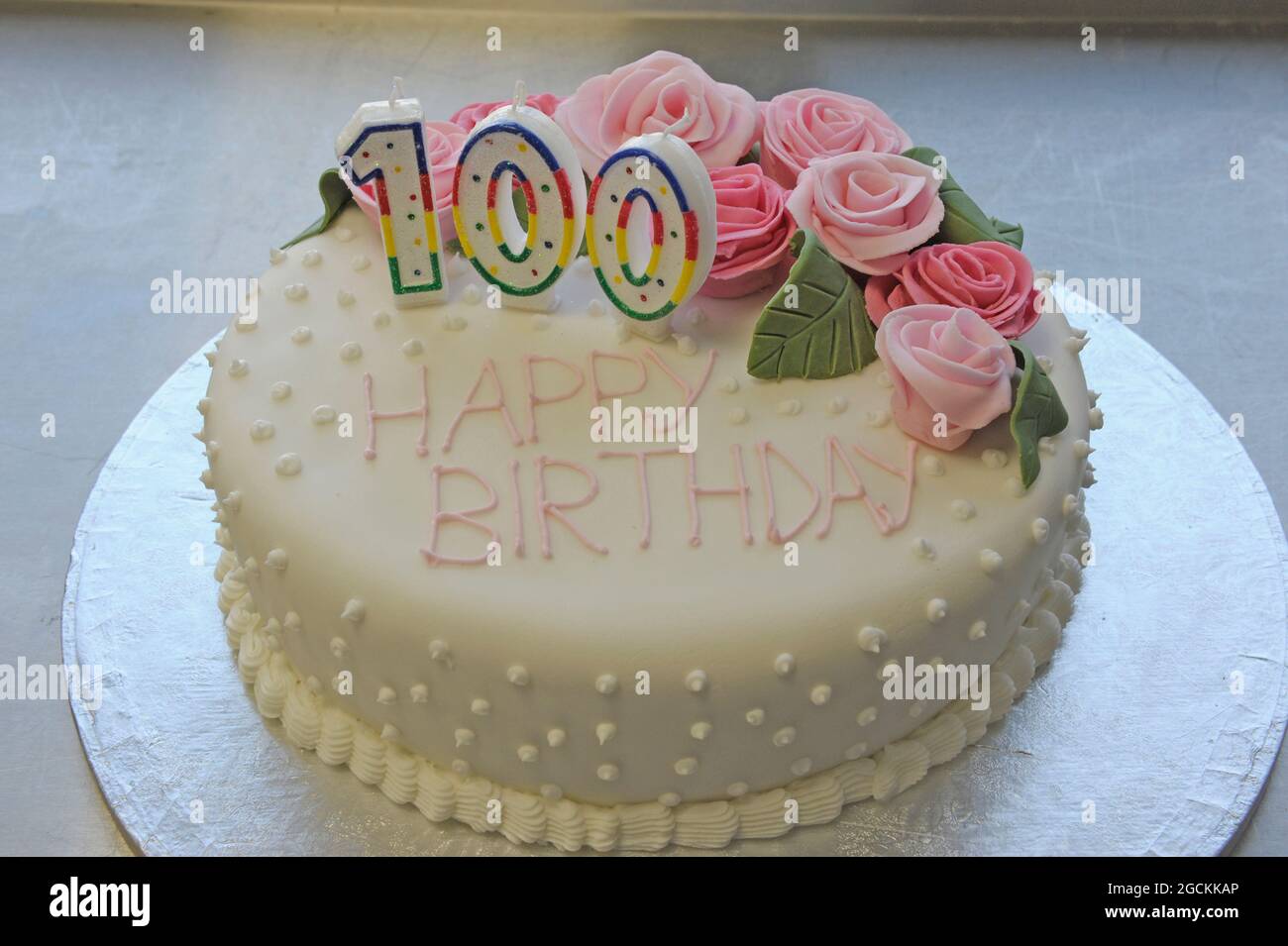 100th birthday cake Banque de photographies et d’images à haute ...