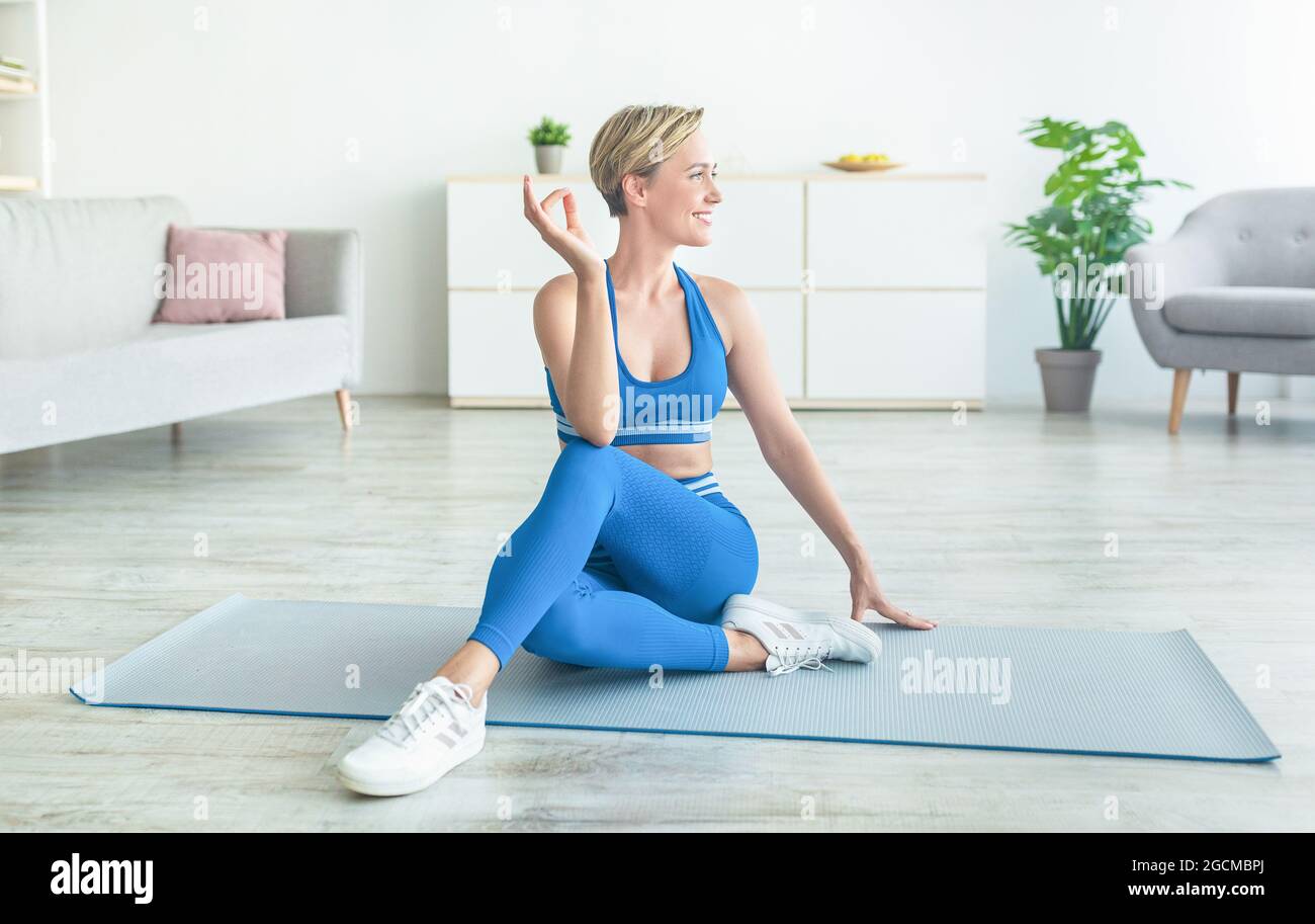 Pose assise Banque de photographies et d’images à haute résolution - Alamy