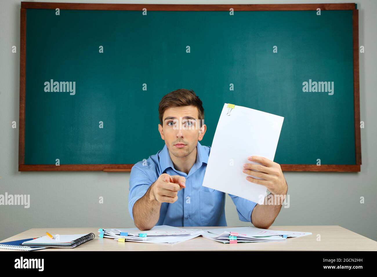 Tests de révision des jeunes enseignants en classe scolaire Photo Stock ...