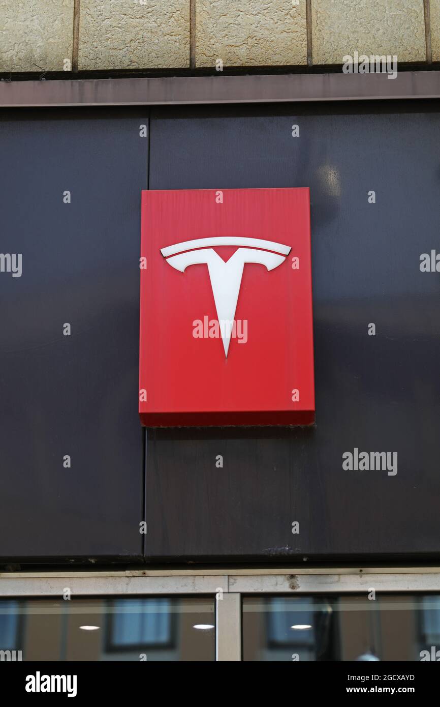 Tesla signe dans un magasin Tesla à Södra Hamngatan à Göteborg Photo ...