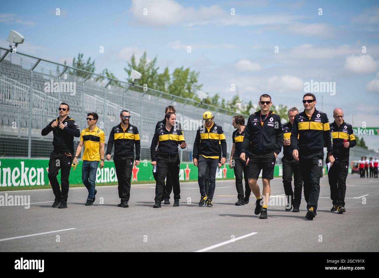Renault sport f1 team test reserve driver walk circuit team Banque de ...