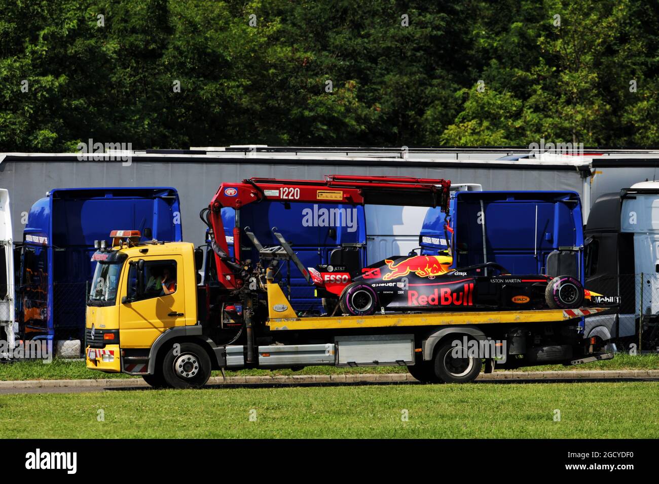 Red bull f1 truck Banque de photographies et d’images à haute ...