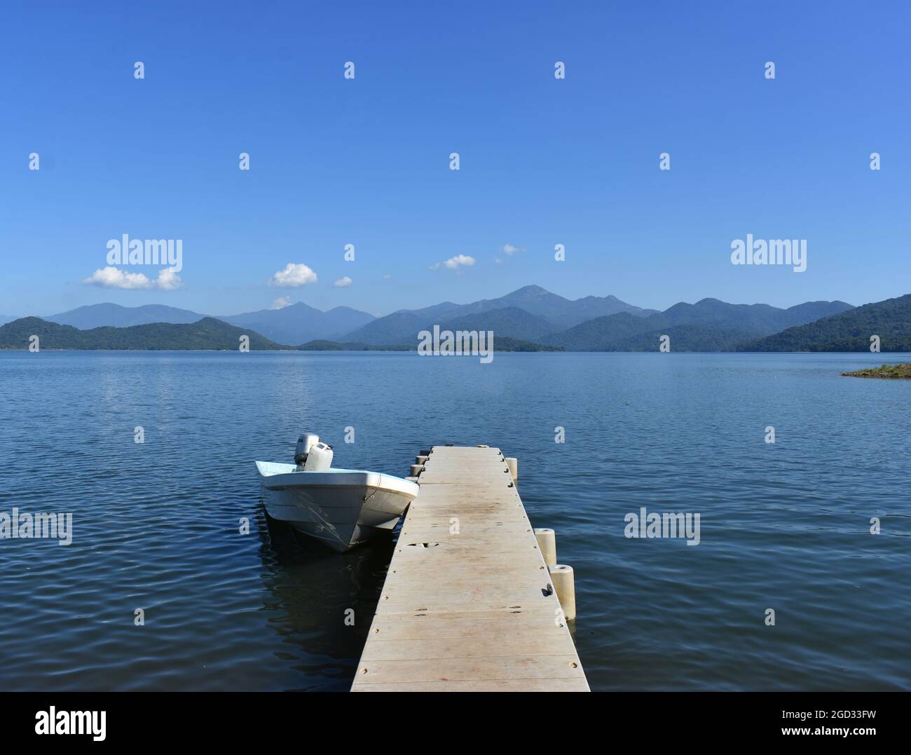 Quai sur un lac Banque de photographies et d’images à haute résolution ...