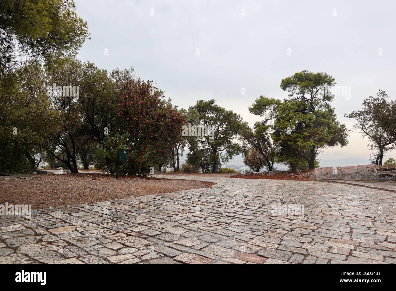 Ancienne route pavée en pierre dans les arbres, ancien chemin ...