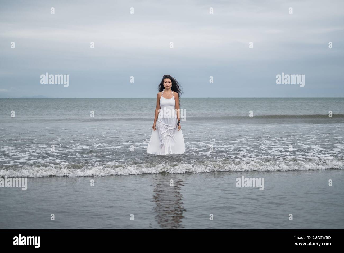 Femme sortant de la mer robe blanche Banque de photographies et d ...
