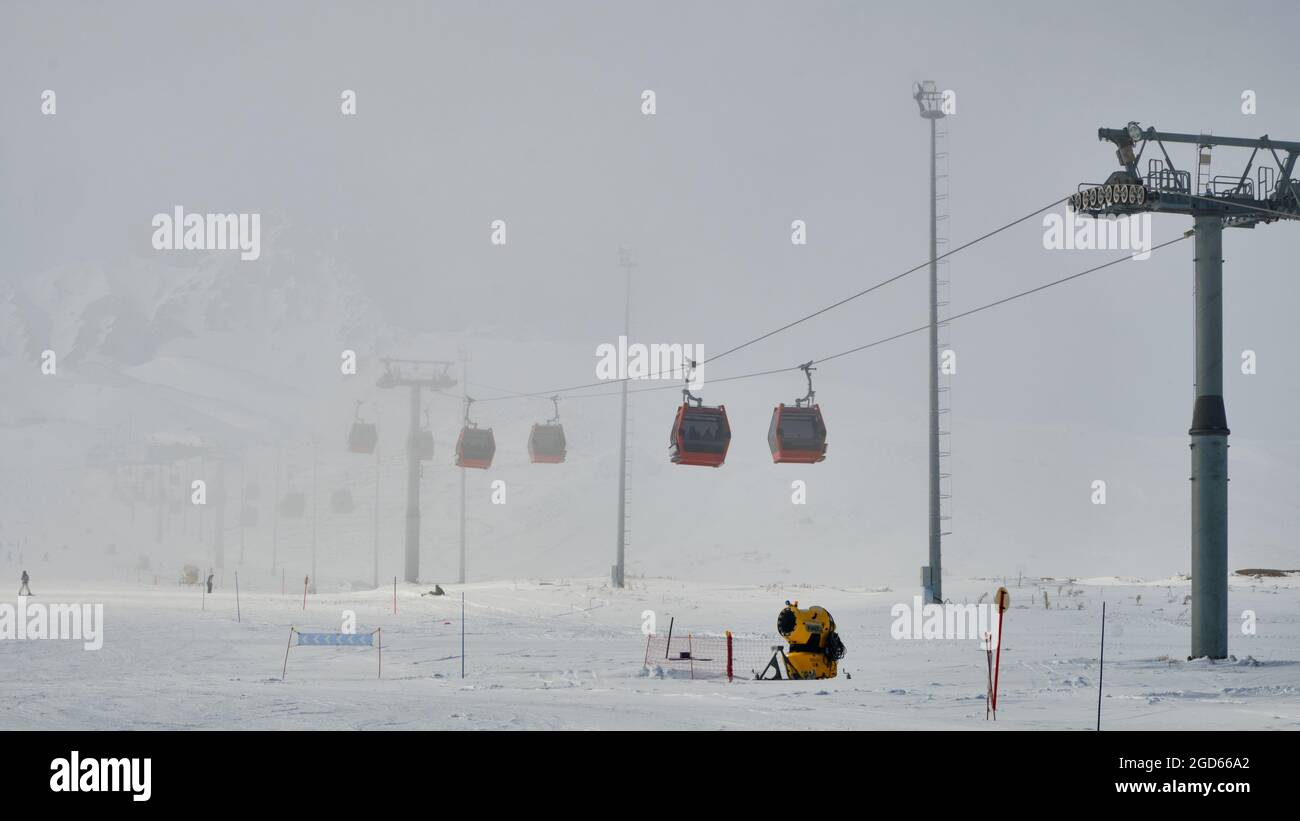 Téléphérique de type télécabine sur la pente de la station de ski Photo ...