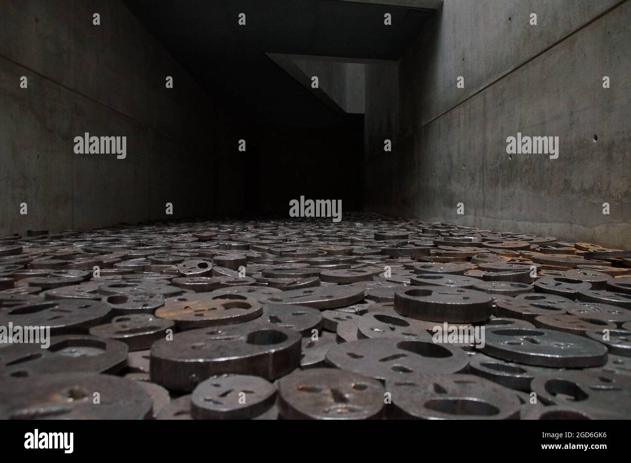 Metal faces in the memory void berlin jewish museum Banque de ...