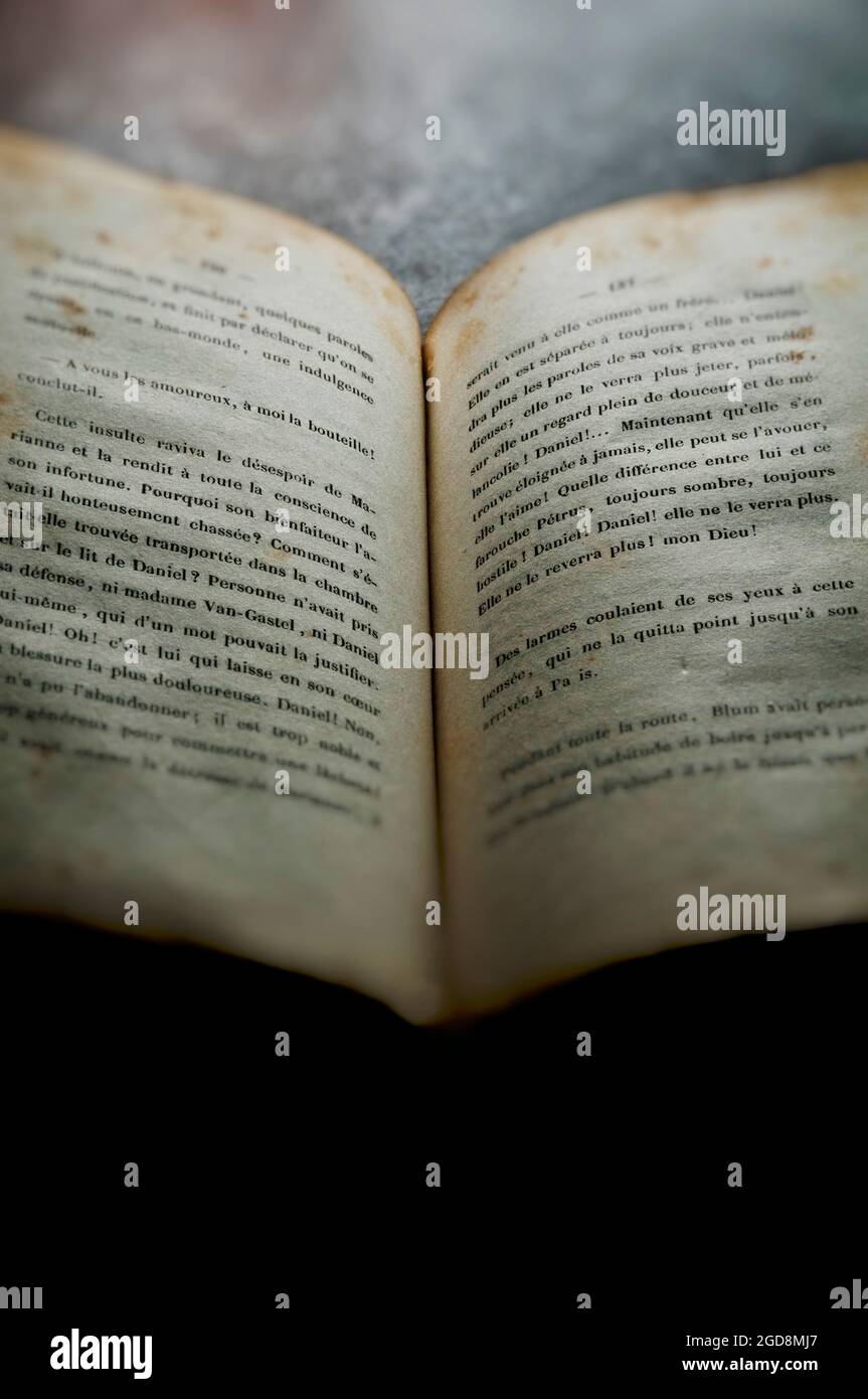 Livre Ancien Ouvert Banque d'image et photos - Alamy
