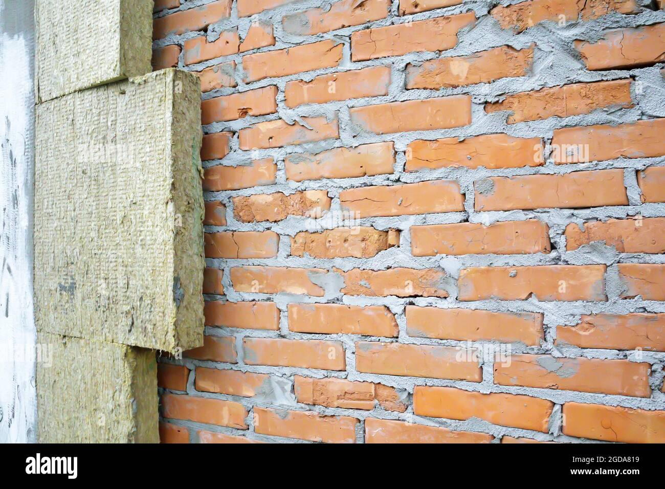 Isolation thermique de la façade d'un bâtiment en briques de l ...