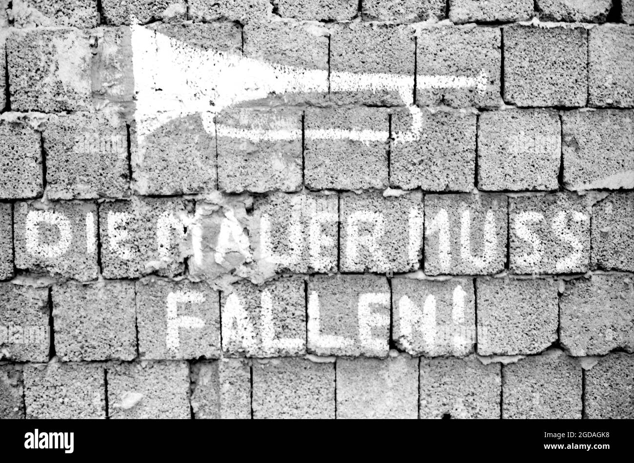 21 mars 1978, Berlin: "Le mur doit tomber" est écrit sur les portes d ...