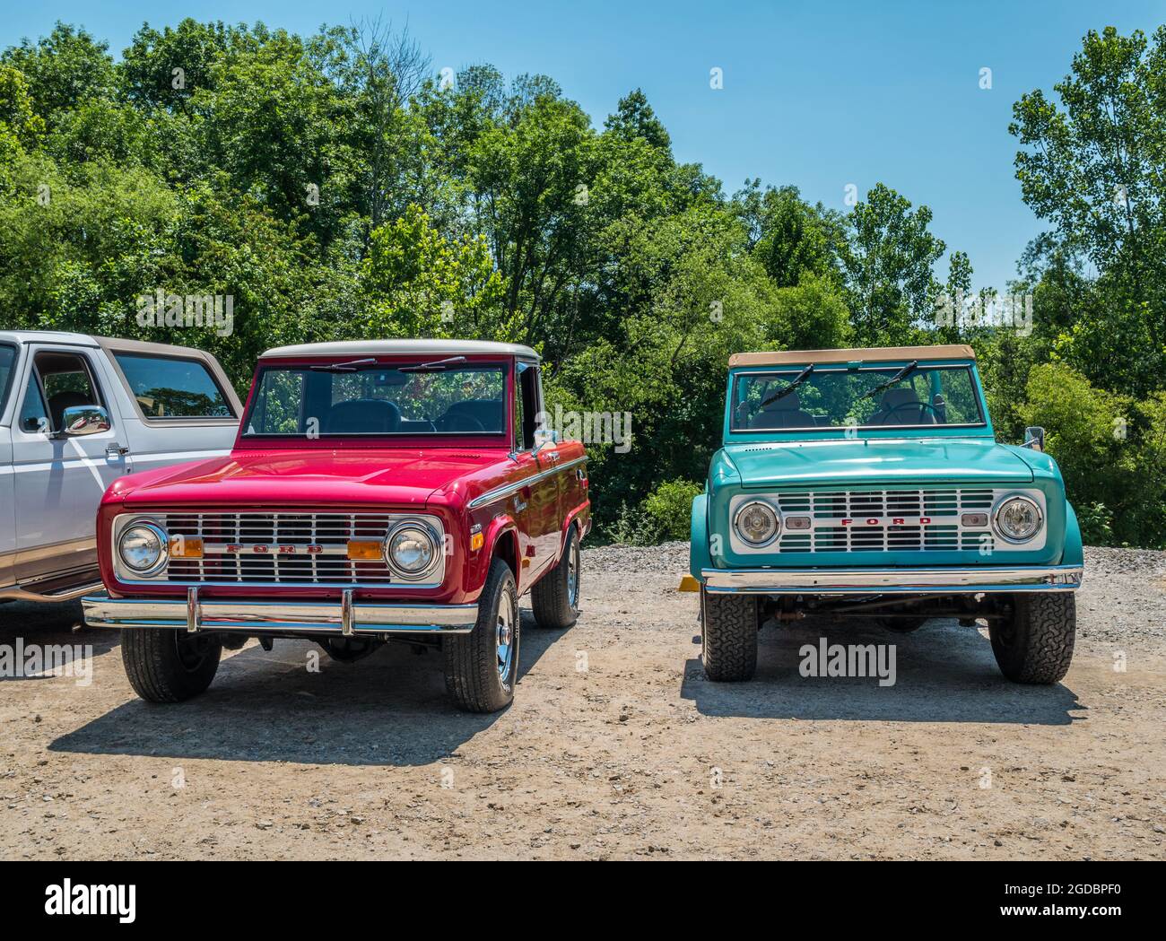 Deux anciens anciens modèles anciens de Ford Bronco ont été garés ...